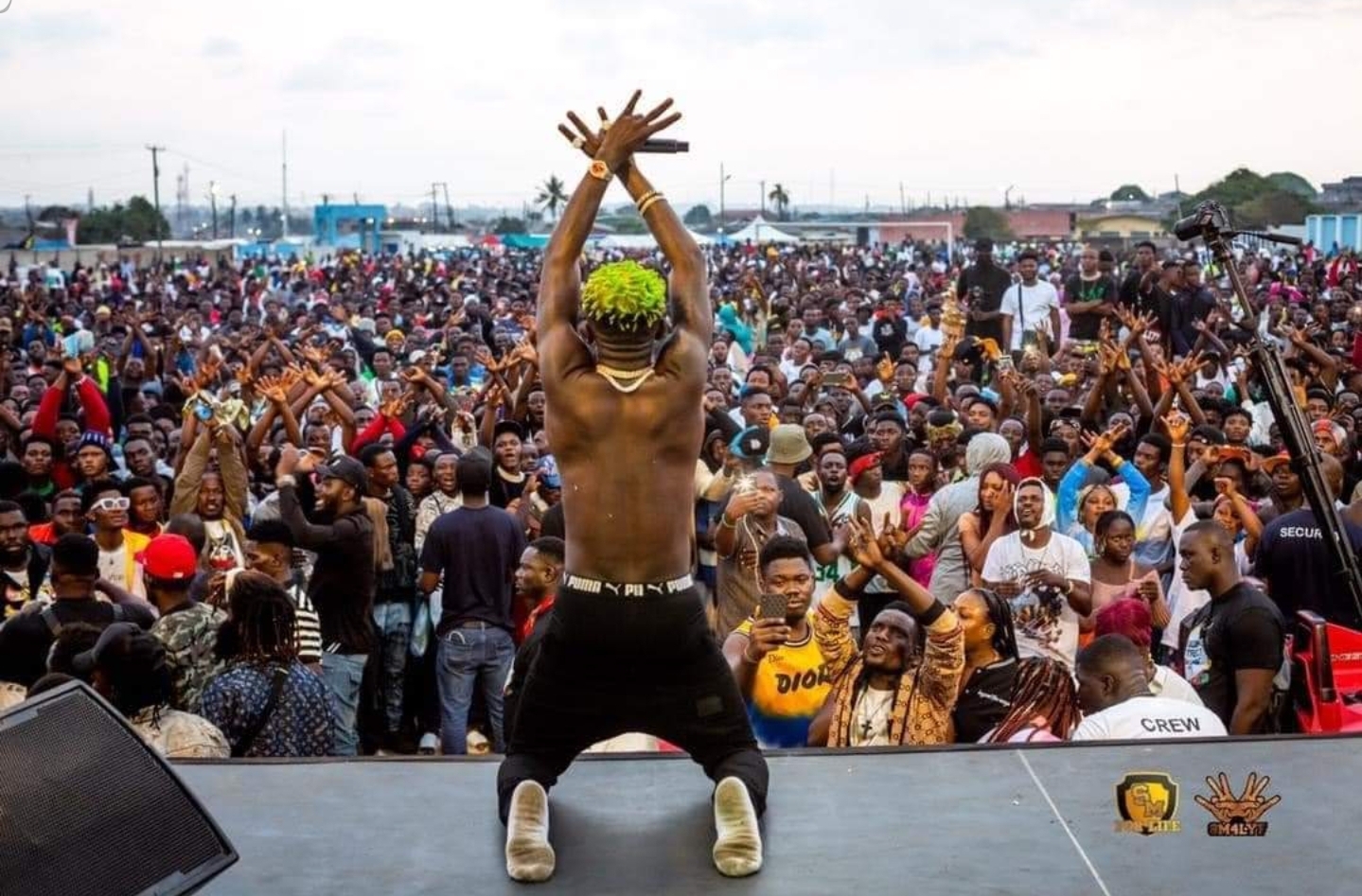 More than 10,000 people cheer for Shatta Wale during his live ...